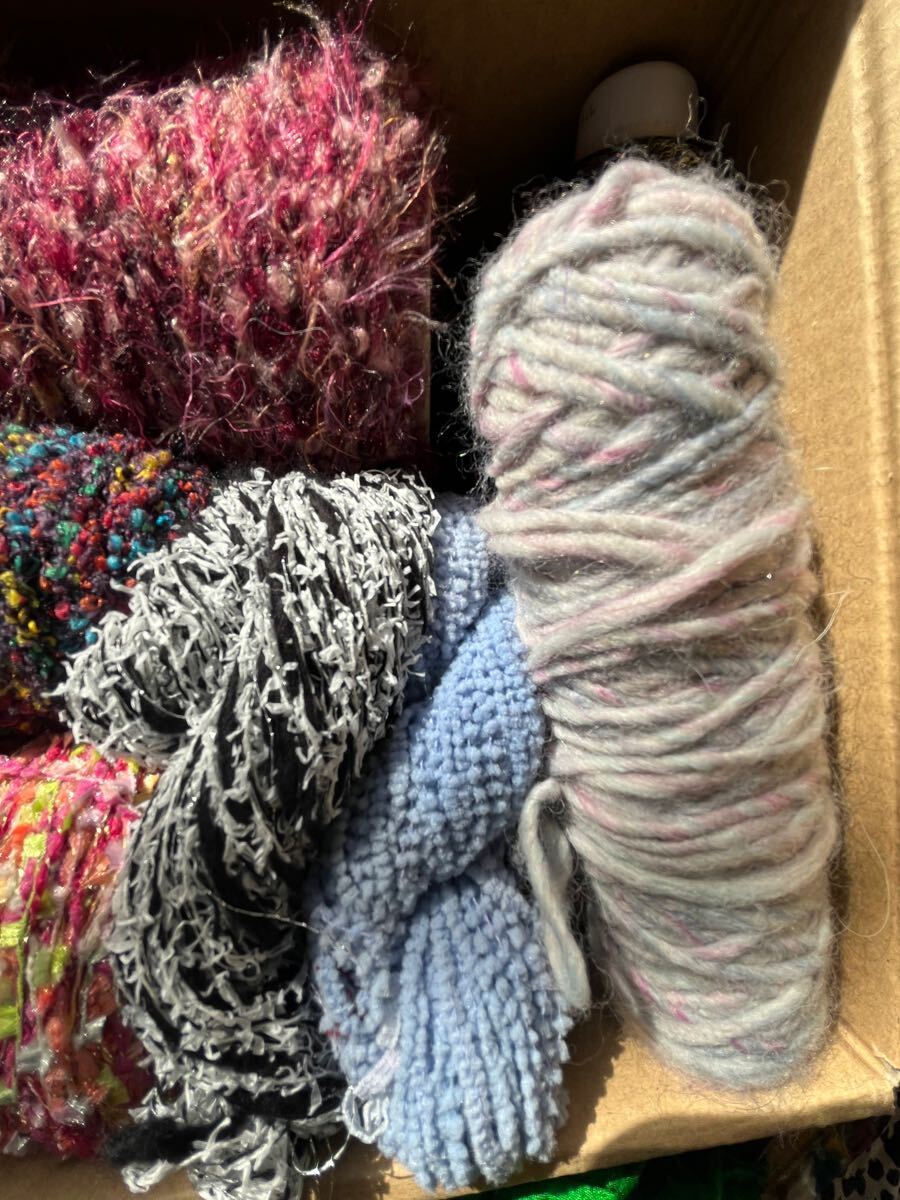 Yahoo!オークション - 糸まとめて【2.6kg 80サイズダンボール】変わり...