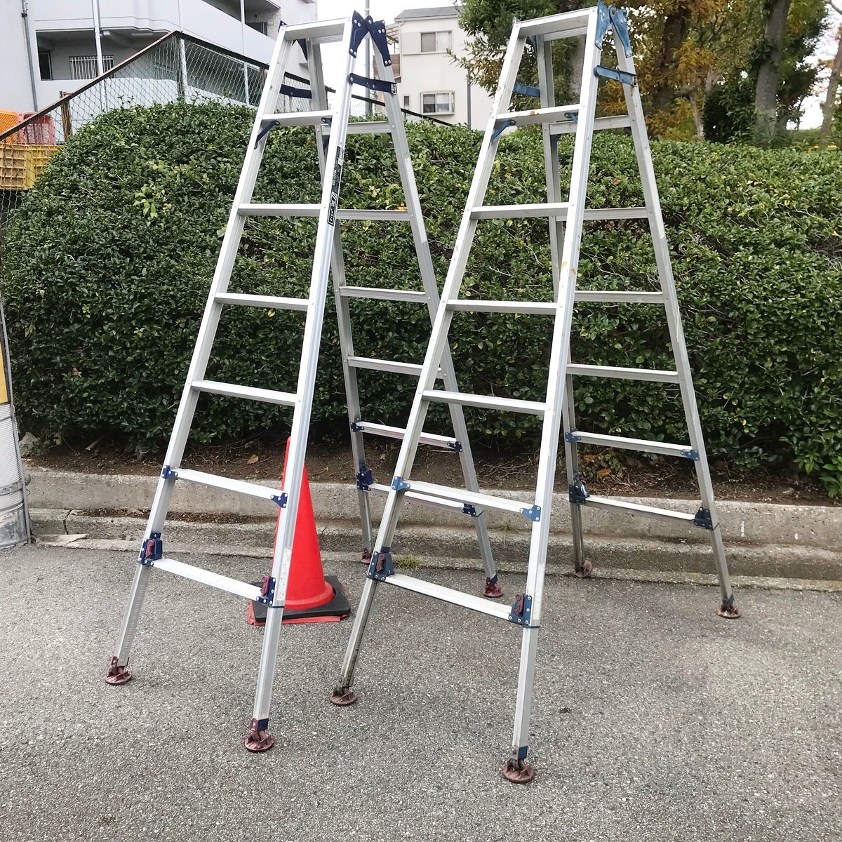 雲清g603 ピカ アルミ四脚アジャスト式はしご兼用脚立 SCL-J210A 自在脚丸型 耐荷重100kg 脚立高 1.86 2.17m はしご長 3.91 4.56m(脚立、踏み台)｜売買さ ...