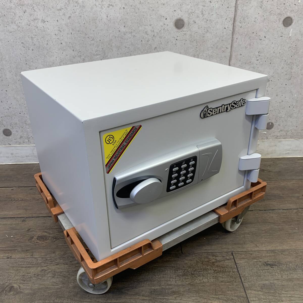 Yahoo!オークション - 【直接引取可】 テンキー式耐火金庫 セントリー ...