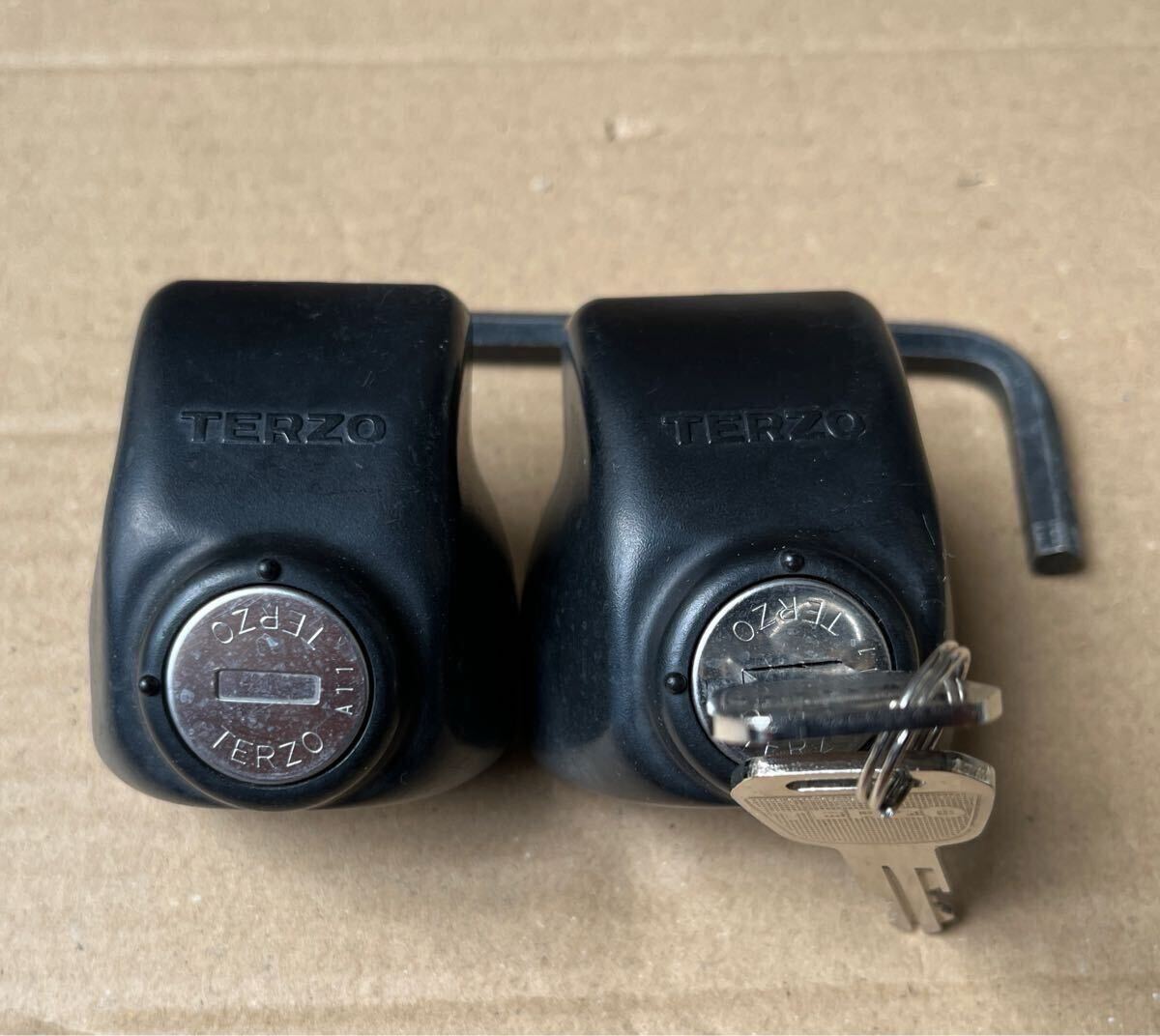 TERZO ルーフ キャリア ベース フット ロック 鍵付 EF14 BL 用 / テルッツォ キー付 キー 鍵 フットオンタイプ(キャリアベース)｜売買されたオークション情報、yahooの ...
