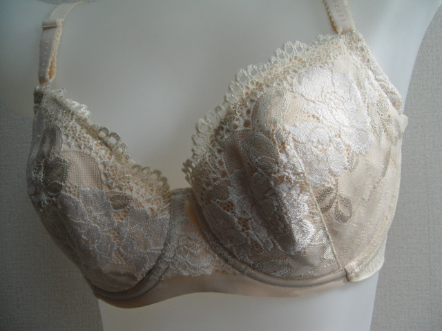 Yahoo!オークション - 美品 ワコール wing D85 ブラジャー KB2451 補正