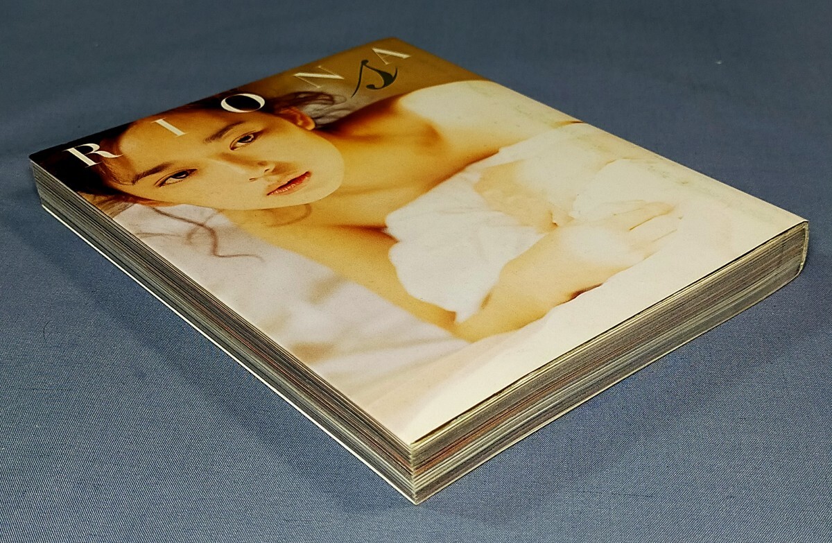 Yahoo!オークション - 葉月里緒菜 写真集 RIONA[S] 初版 撮影 篠山紀...