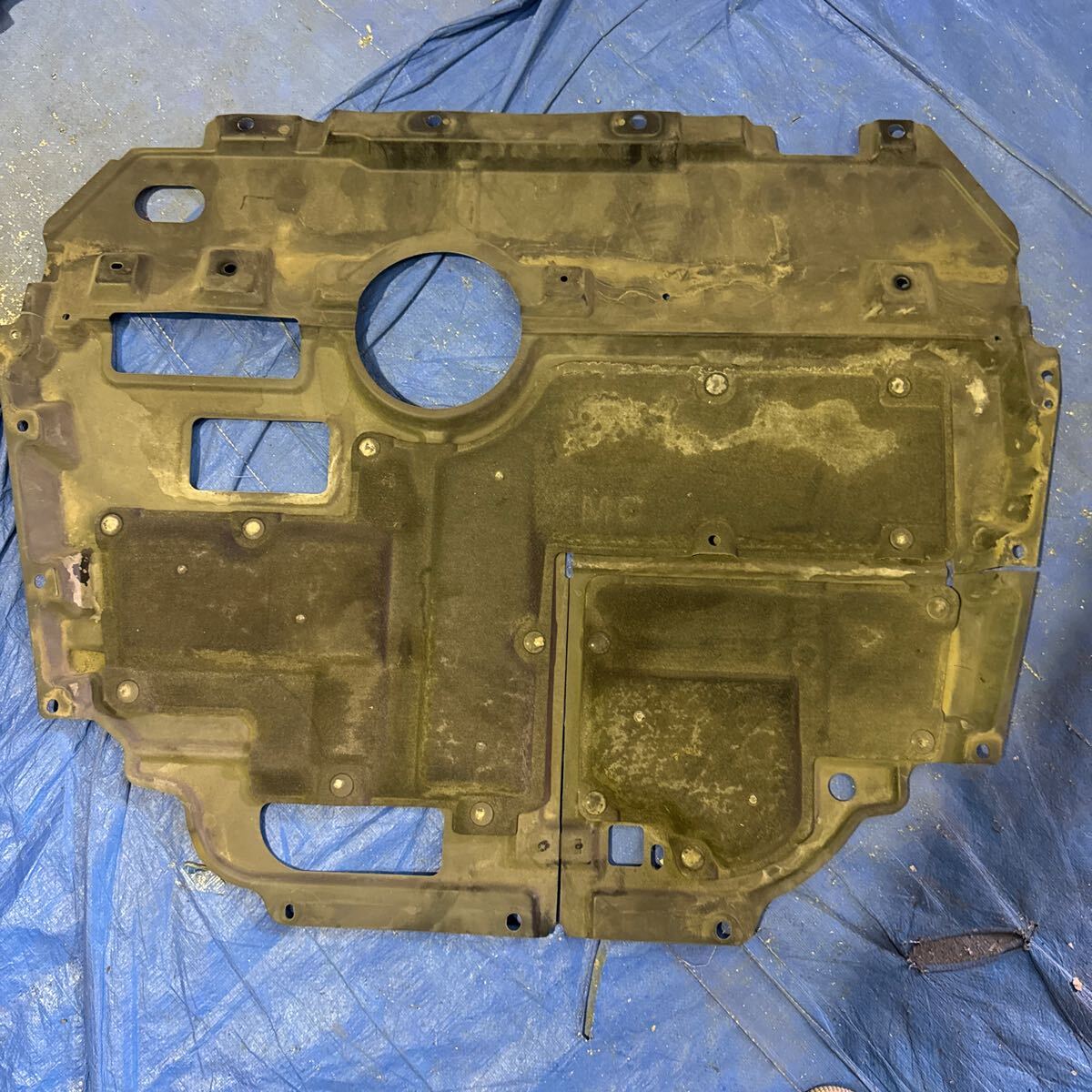 293 トヨタ ZVW 30 プリウス フロント エンジン アンダーカバー y(フロント)｜売買されたオークション情報、yahooの商品情報をアーカイブ公開 - オークファン（aucfan.com）