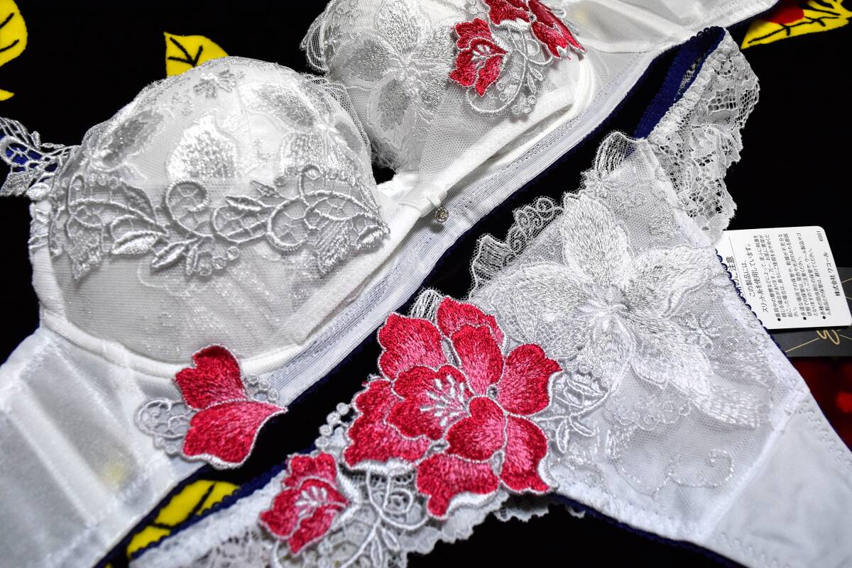 Yahoo!オークション - 新品・タグ付き ワコール サルート 86G・リボ...