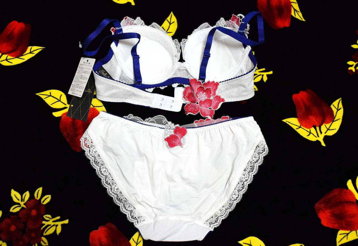 Yahoo!オークション - 新品・タグ付き ワコール サルート 86G・リボ...