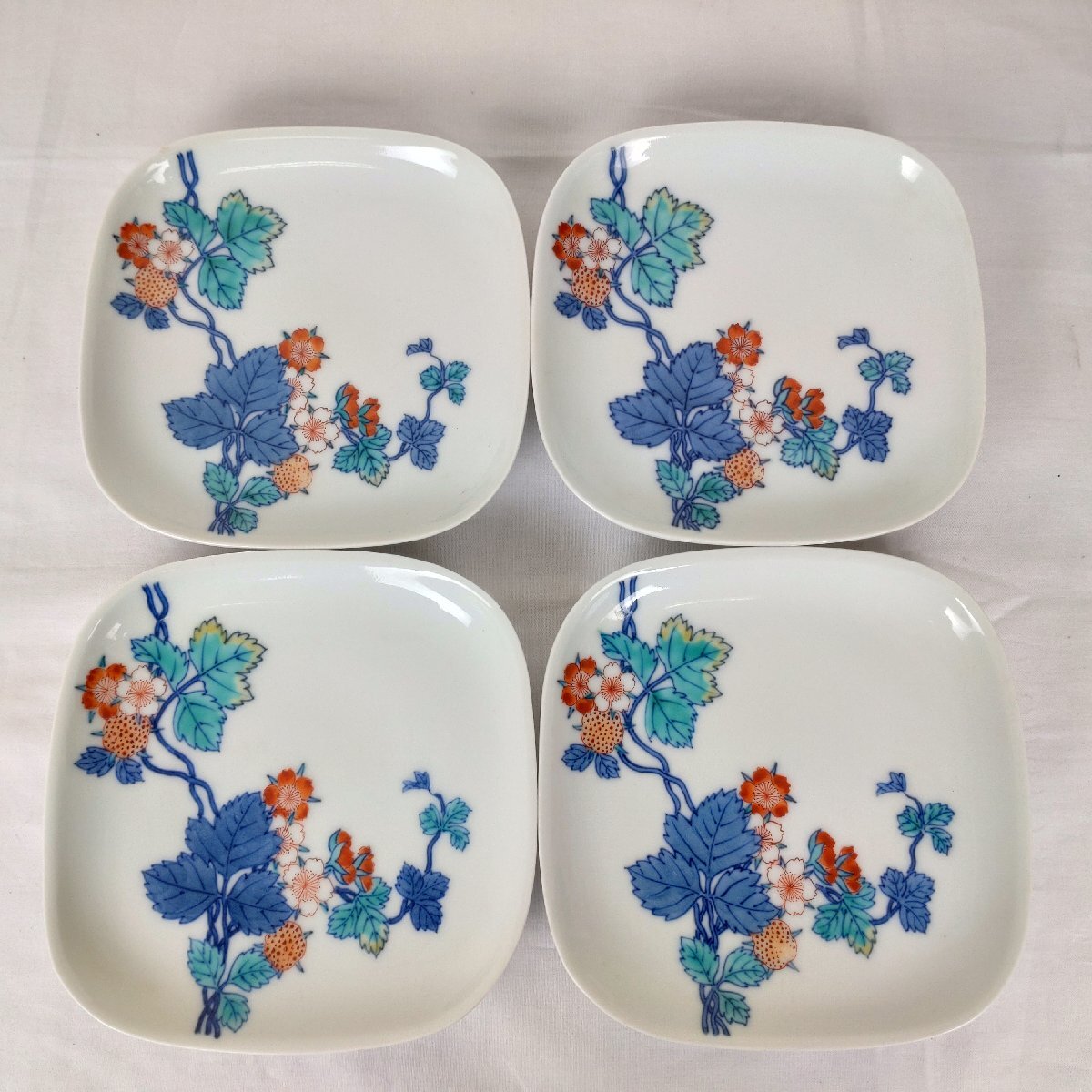1312 有田焼 今泉今右衛門 錦手花文皿 四角皿 4枚セット(鍋島様式)｜売買されたオークション情報、yahooの商品情報をアーカイブ公開 - オークファン（aucfan.com）