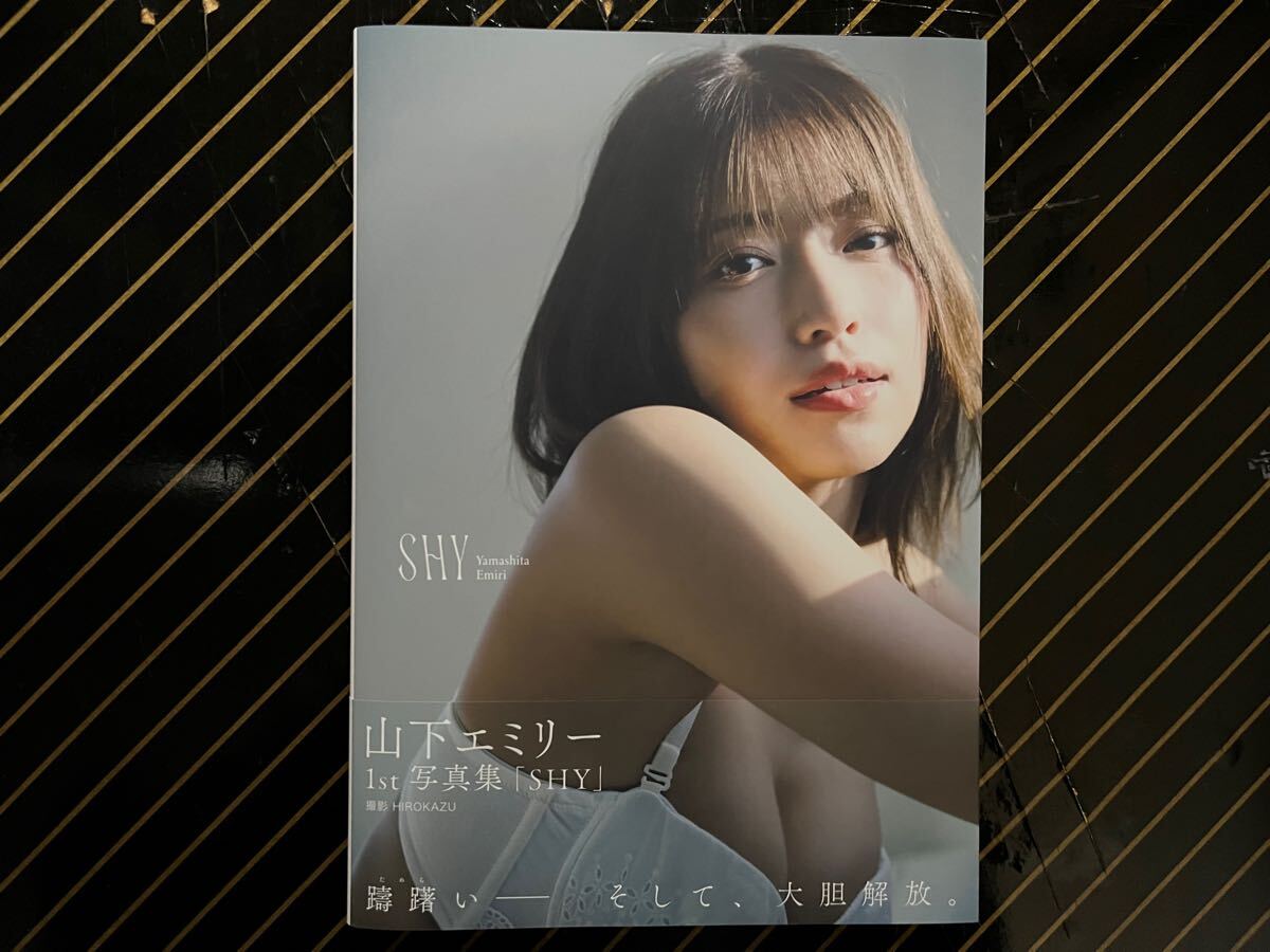 Yahoo!オークション - 中古写真集 「山下エミリー」 1st写真集～SHY...
