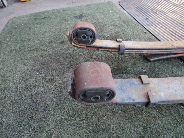 Yahoo!オークション - (0323)P25W デリカ スターワゴン リアリーフスプ...