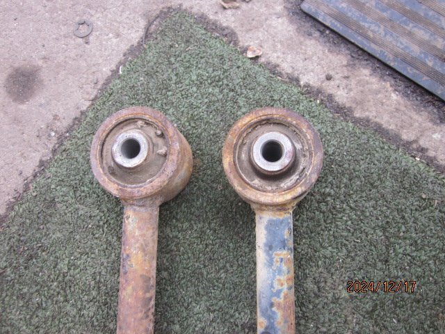 Yahoo!オークション - (0328)Y30 セドリック リアアーム 左右 2