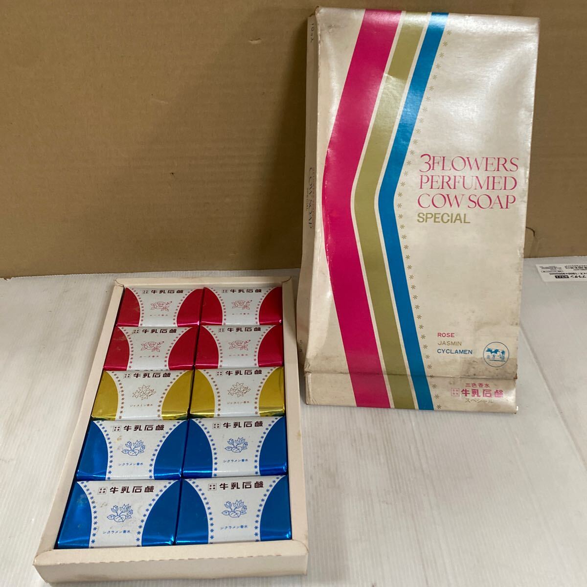 Yahoo!オークション - 牛乳石鹸 固形石鹸 92g 10個入 三色香水 牛乳石...