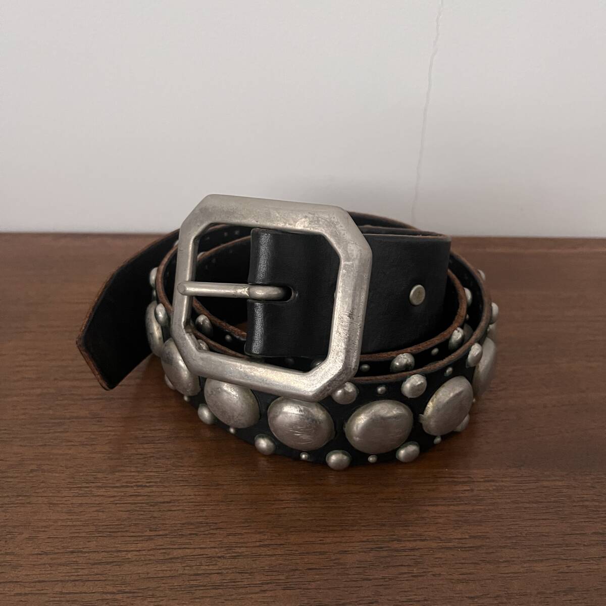 ビンテージ レザー スタッズ ベルト バイカー ウエスタン STUD BELT HTC RRL OLD STUD WOLF'S HEAD LEWIS LEATHERS BUCO50s(黒 ...