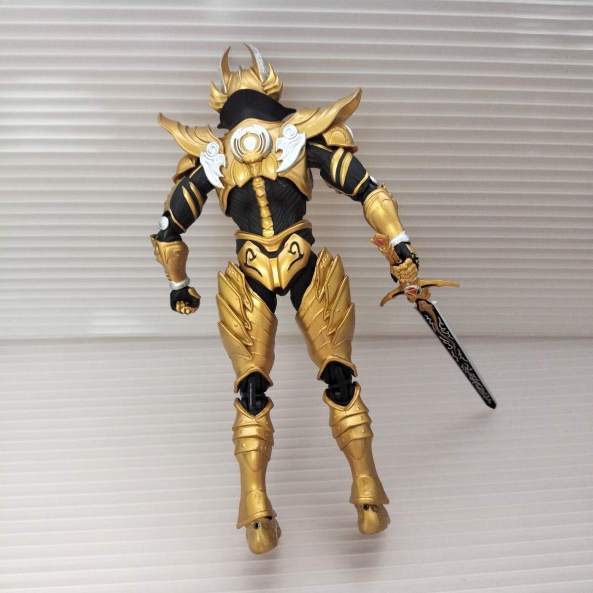 shフィギュアーツ GARO 闇を照らす者 黄金騎士 ガロ KONJIKI(その他)｜売買されたオークション情報、yahooの商品情報をアーカイブ公開 - オークファン（aucfan.com）