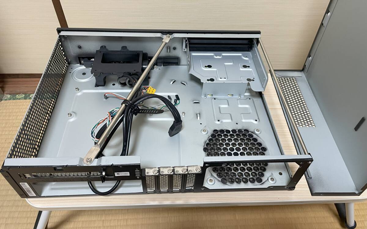 Yahoo!オークション - SilverStone ML03 HTPC向け PCケース 横置きスリ...