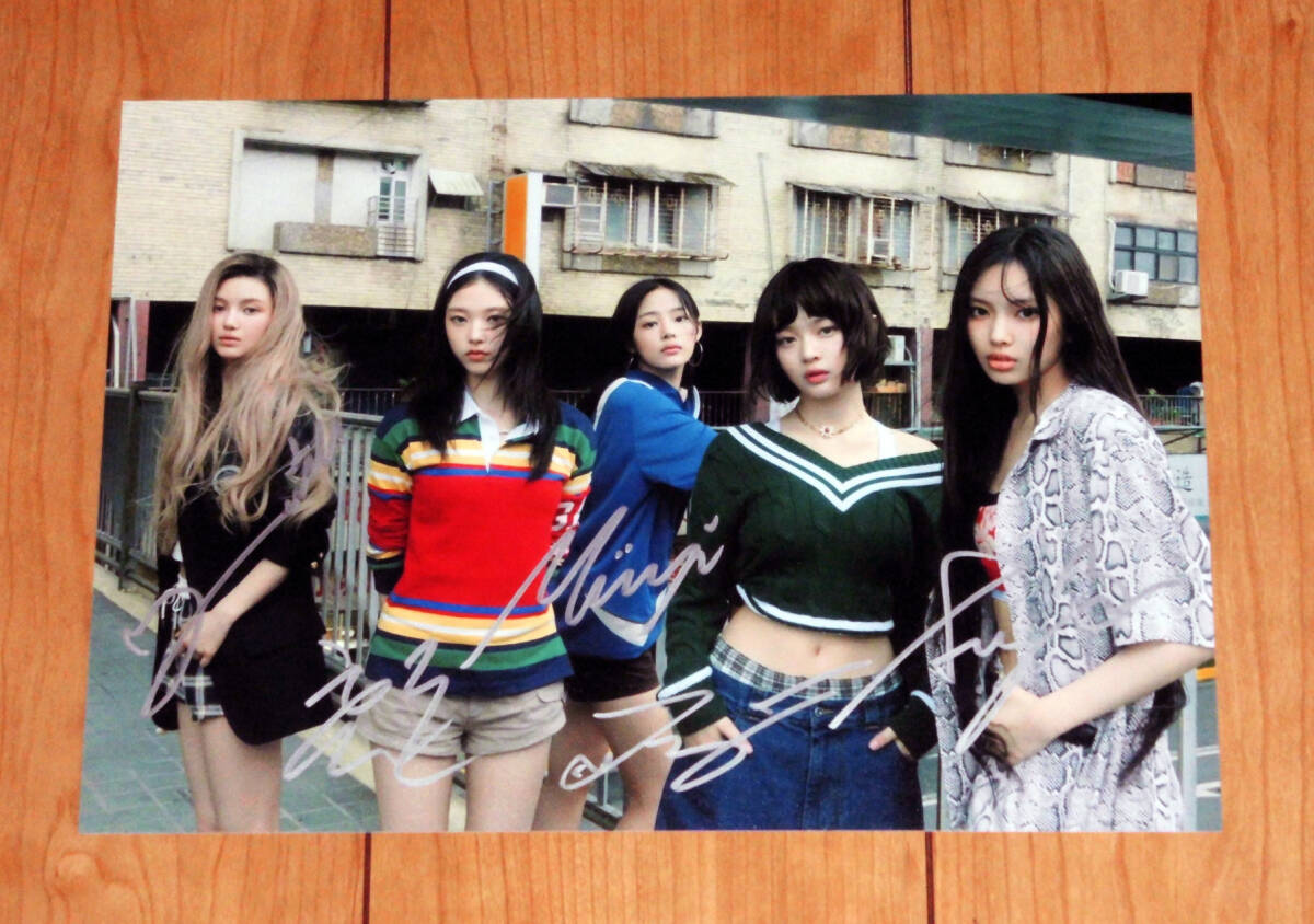Yahoo!オークション - NewJeans 大型スチール写真(A4サイズ)② 直筆サ...