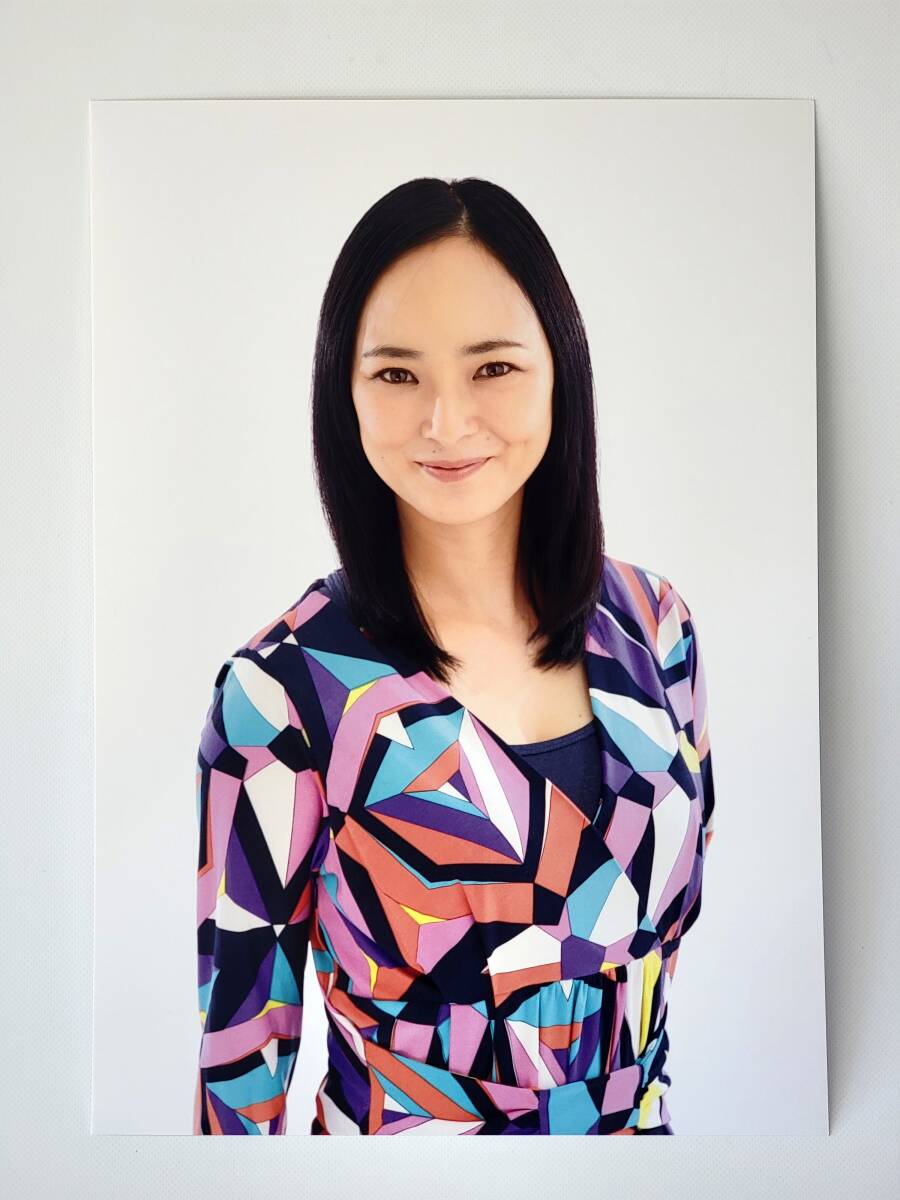 Yahoo!オークション - 三輪ひとみ A4 ポスター プロマイド 3枚セット ...