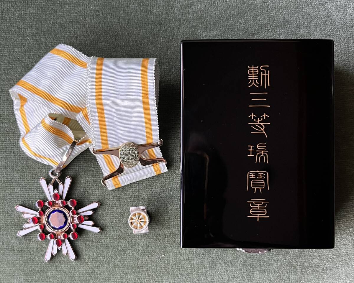 昭和の勲章 5つセット。【ケースは有りません、かなり程度は 昭和の勲章 5つセット。【ケースは有りません、かなり程度は