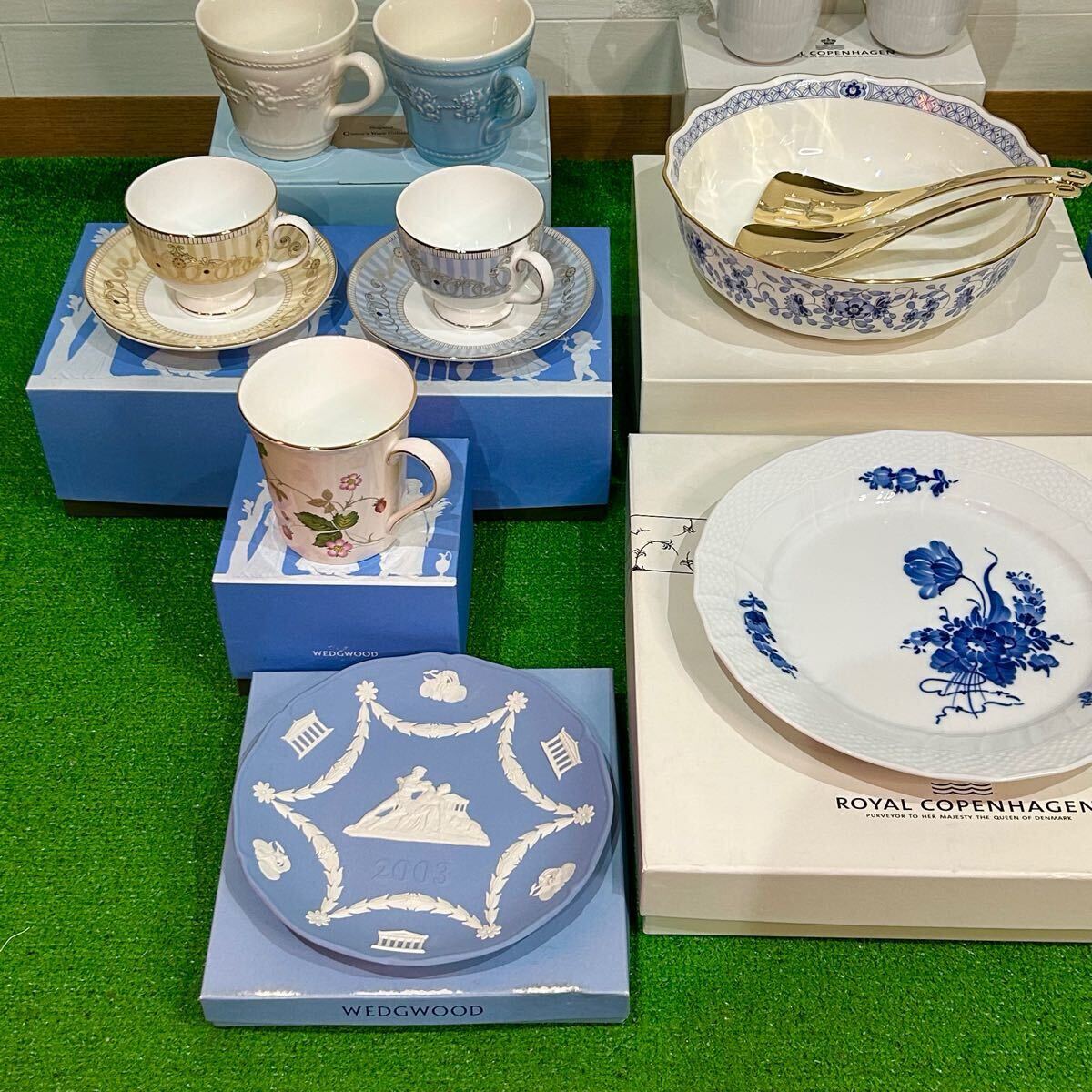 ROYAL COPENHAGEN WEDGWOOD NARUMI ティーセット カップ＆ソーサー 大皿 カップ コップ 等 食器 大量 まとめ売り 現状品 A103(ロイヤルコペンハーゲン ...