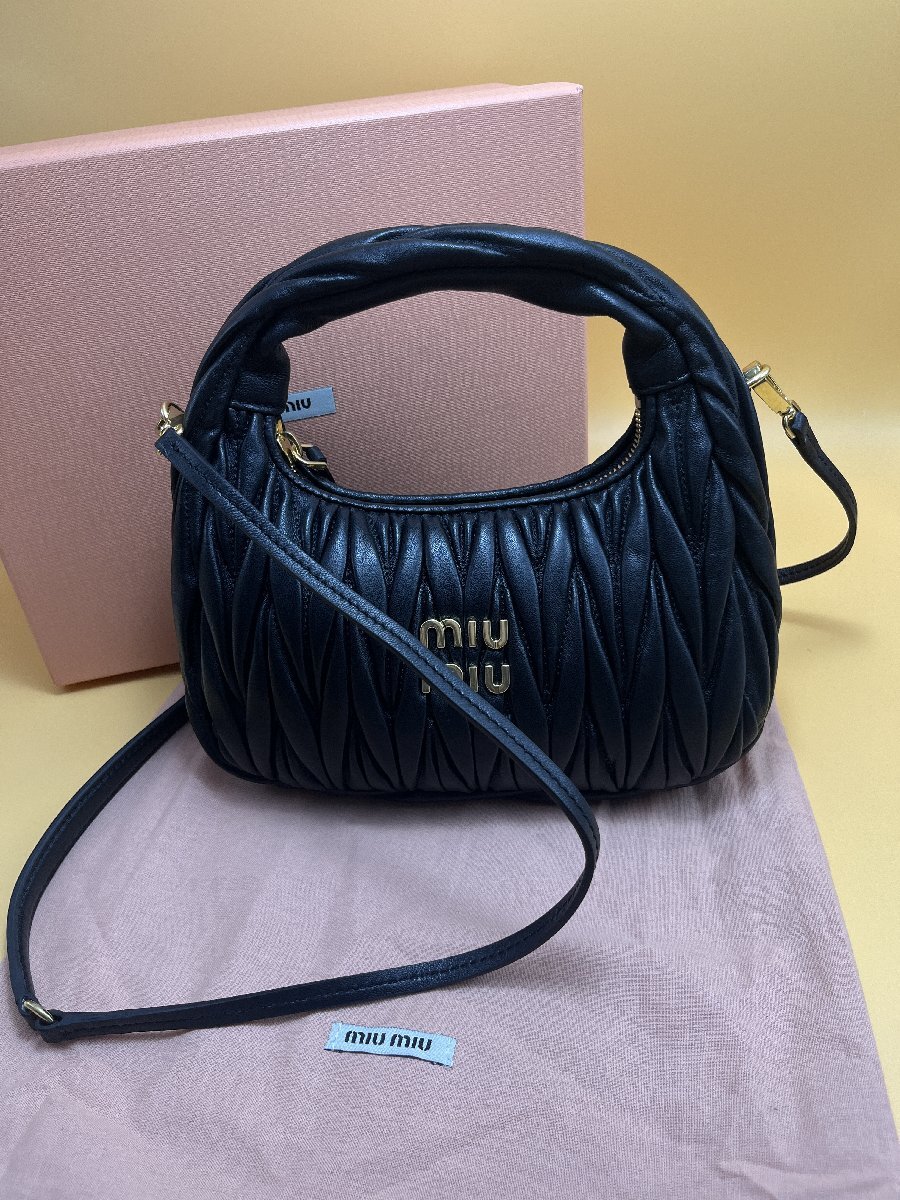 ミュウミュウ miu miu ショルダーバッグ ハンドバッグ レディーススタイル ブラック(かばん、バッグ)｜売買されたオークション情報、yahooの商品情報をアーカイブ公開 - オークファン ...