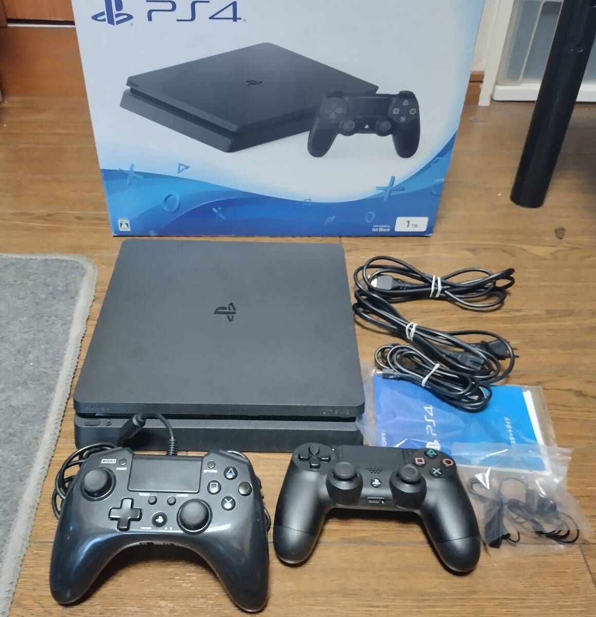 Yahoo!オークション - Sony Playstation 4 CUH2200B B01