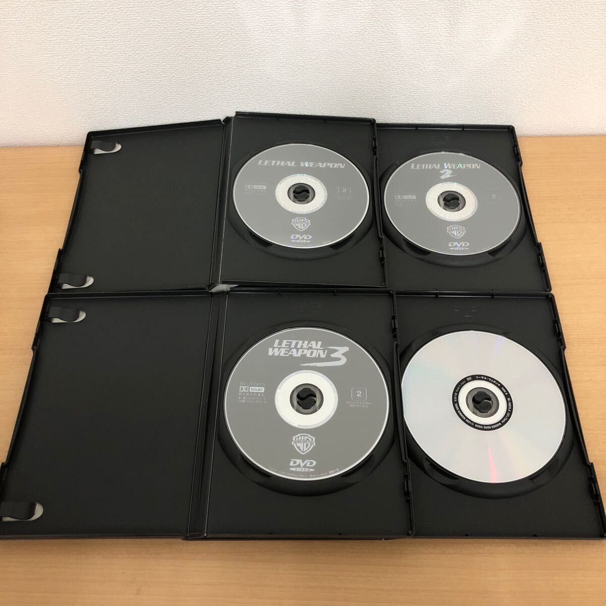 Yahoo!オークション - Y1206A リーサル・ウェポン 1/2/3/4 DVD 4本セッ...
