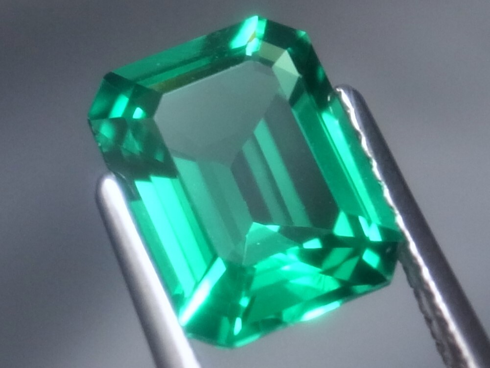 Yahoo!オークション - 2.26ct a 新品・コロンビアカラー 新素材 合成ナ...