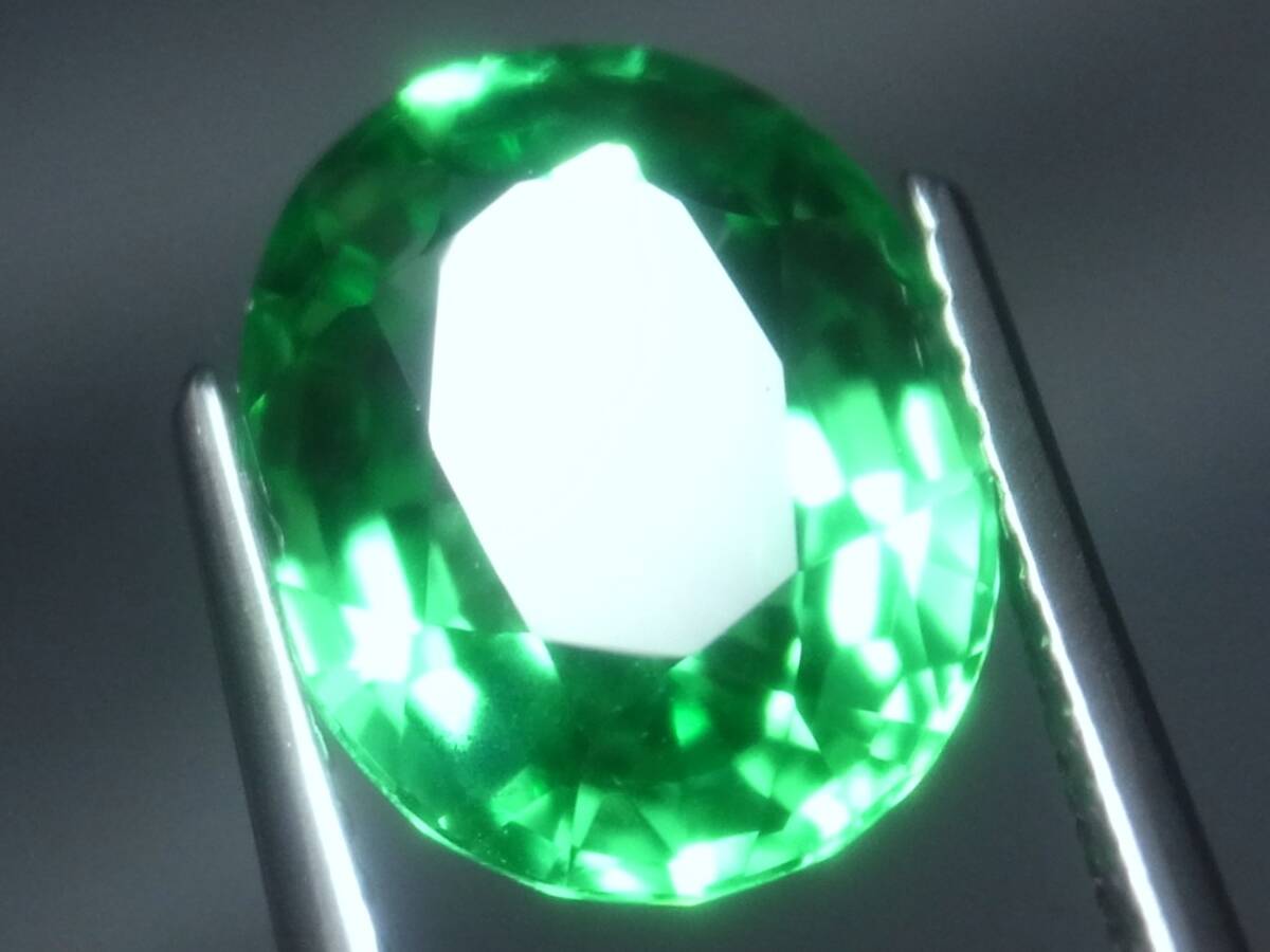Yahoo!オークション - 4.85ct 新品・テリ凄・ライムグリーンサファイヤ...