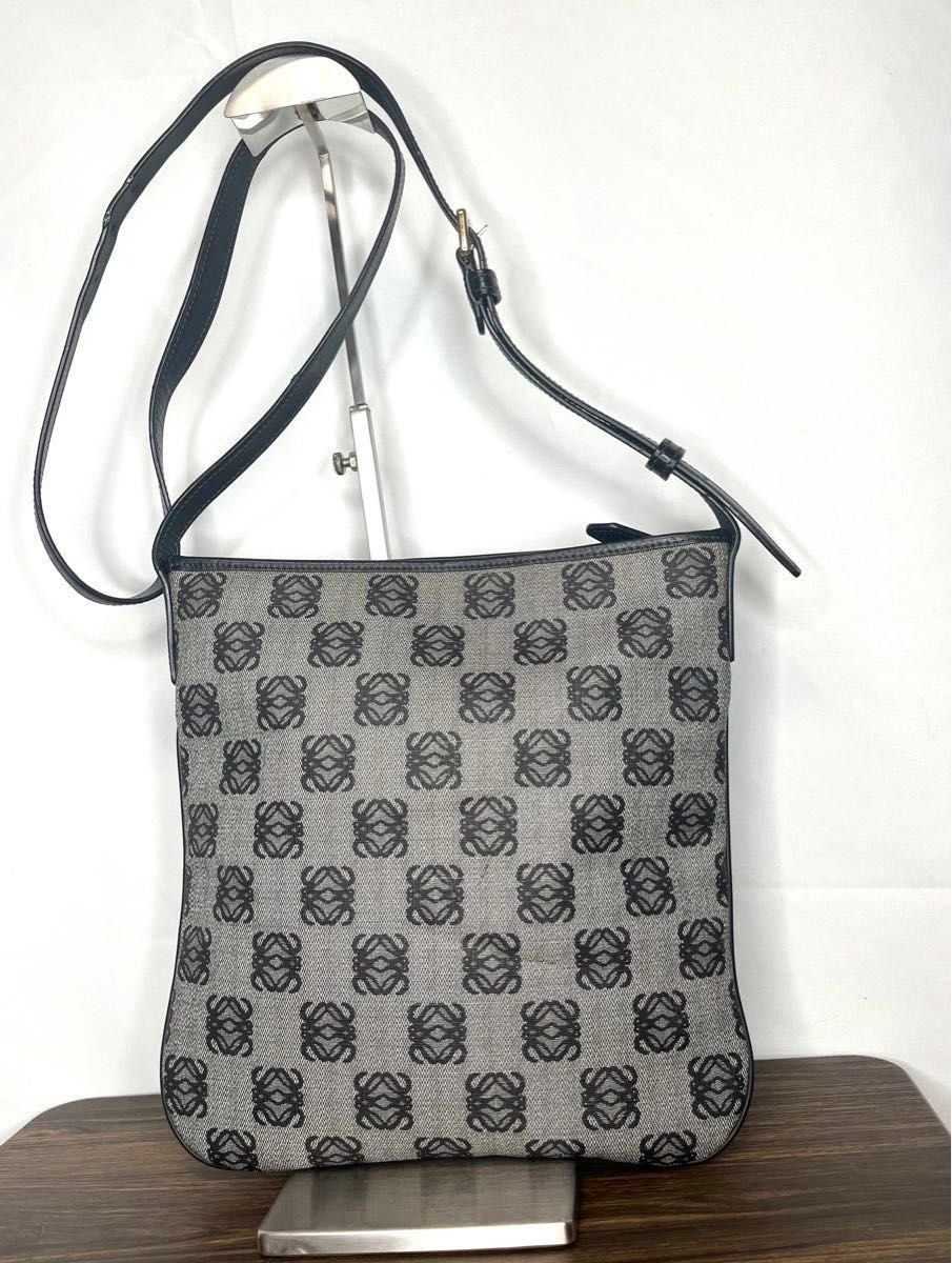 美品 LOEWE ロエベ リピートアナグラム ショルダーバッグ 黒 美品 LOEWE ロエベ リピートアナグラム ショルダーバッグ 黒